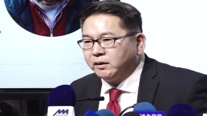 ЦЕМЕНТ ШОХОЙ ТӨХК ИЙН ГҮЙЦЭТГЭХ ЗАХИРАЛ Л НАРАНБААТАР ЦАГ ҮЕИЙН АСУУДЛААР МЭДЭЭЛЭЛ ХИЙЖ БАЙНА